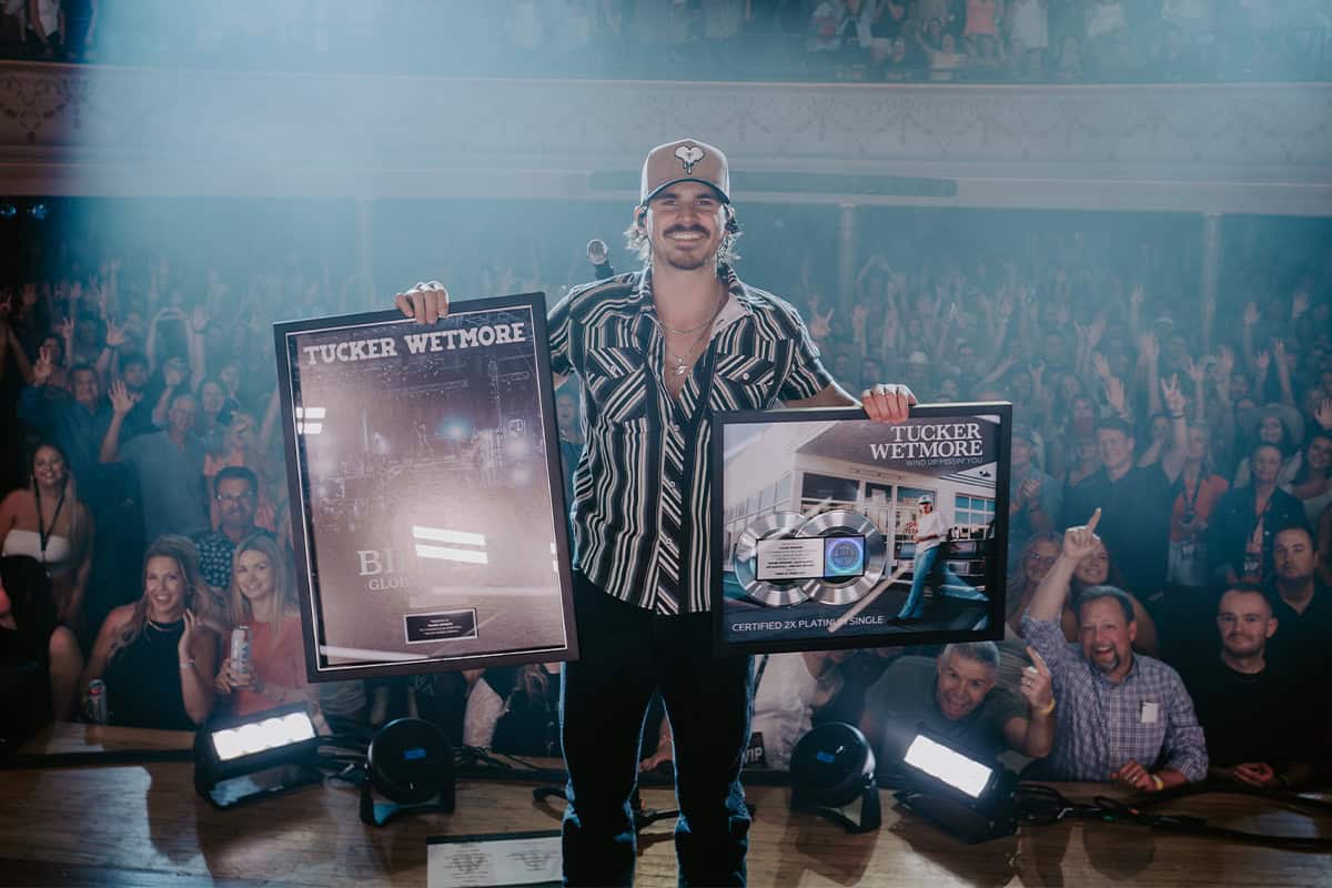 Tucker Wetmore Shines In Sold-Out Ryman Headline Debut With Surprise ...
