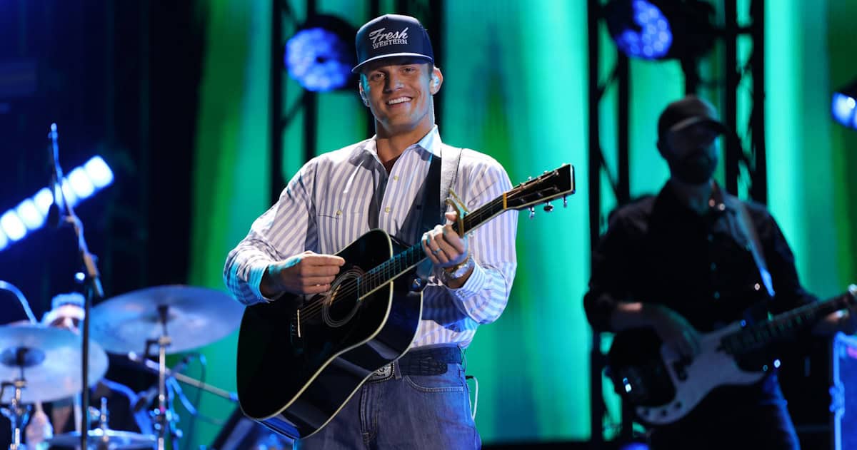 Parker McCollum Delivers Powerful 'What Kinda Man' Performance At CMA ...