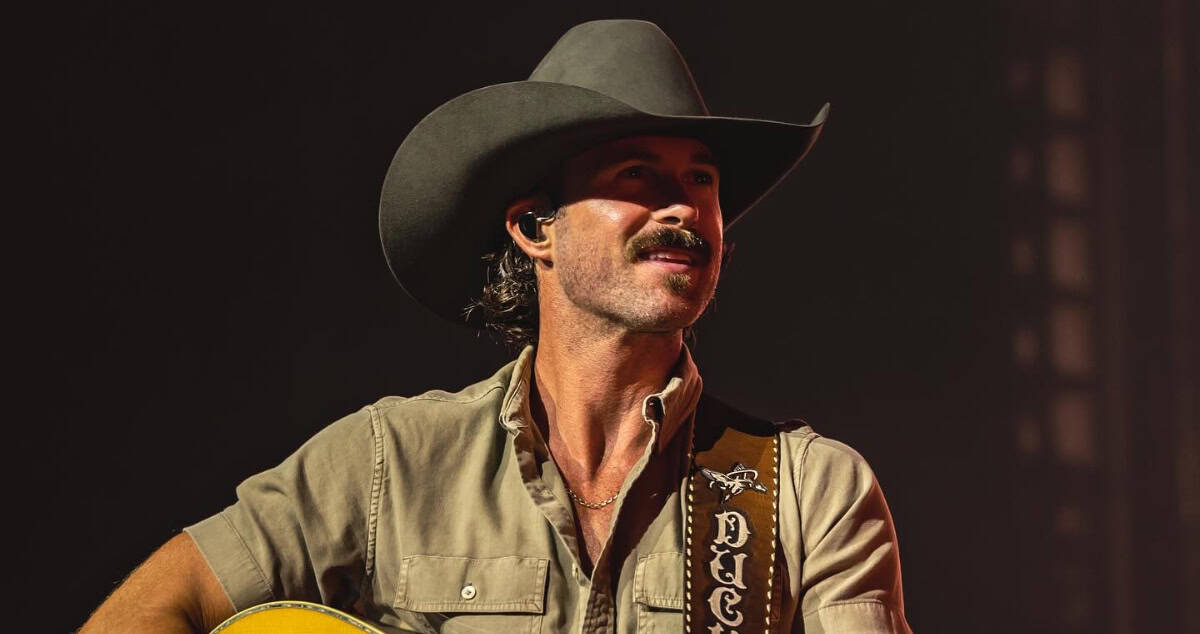How Riley Green Stays Entertained on the Road - Country Now