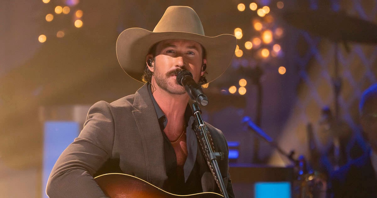 WATCH: Riley Green’s Nostalgic ‘Christmas To Me’ Performance Lights Up ...