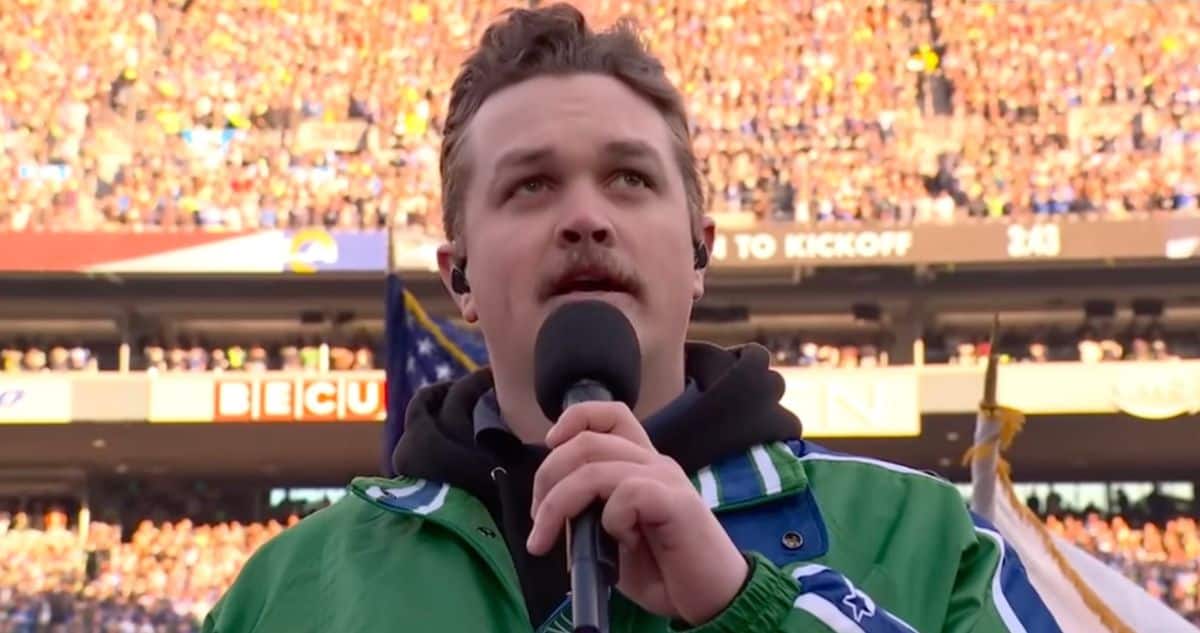 WATCH: Zach Top Returns to Home State to Deliver Unforgettable National ...