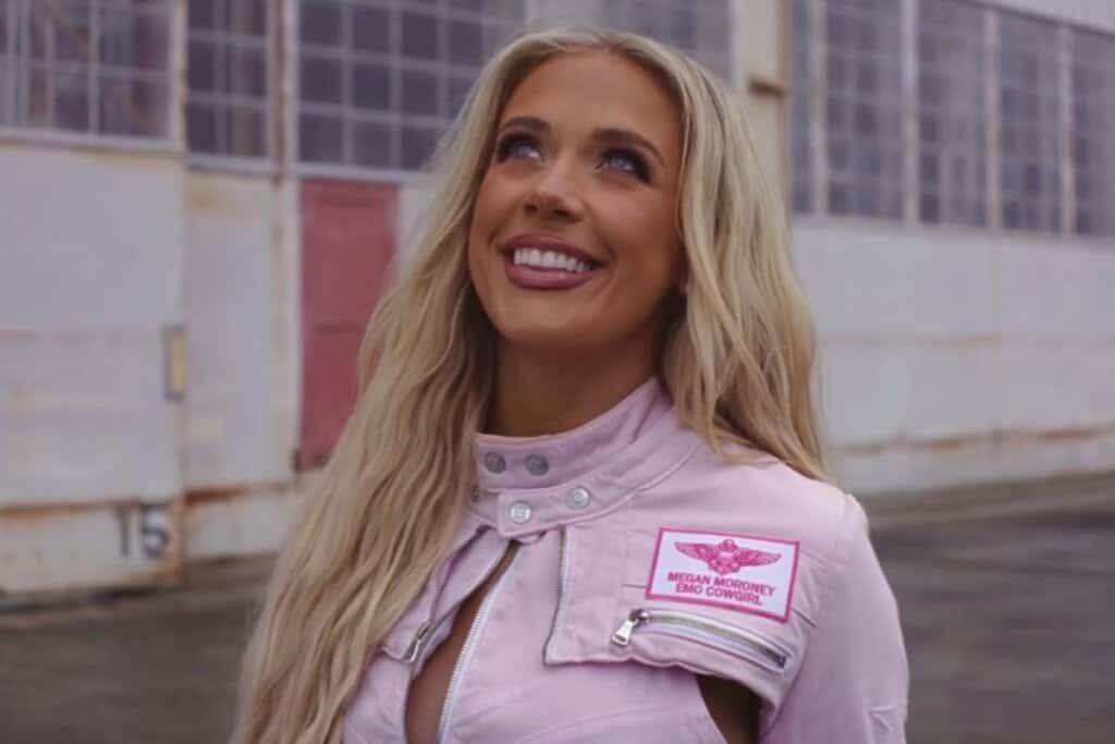 Lainey Wilson Gets Emotional as Her Life Story Takes Center Stage at ...