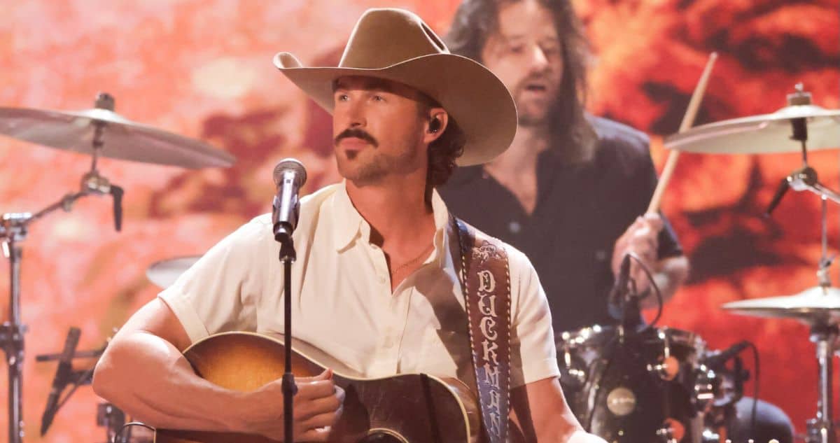 Riley Green Delivers Smooth, Southern-Soaked Performance Of 'Worst Way ...